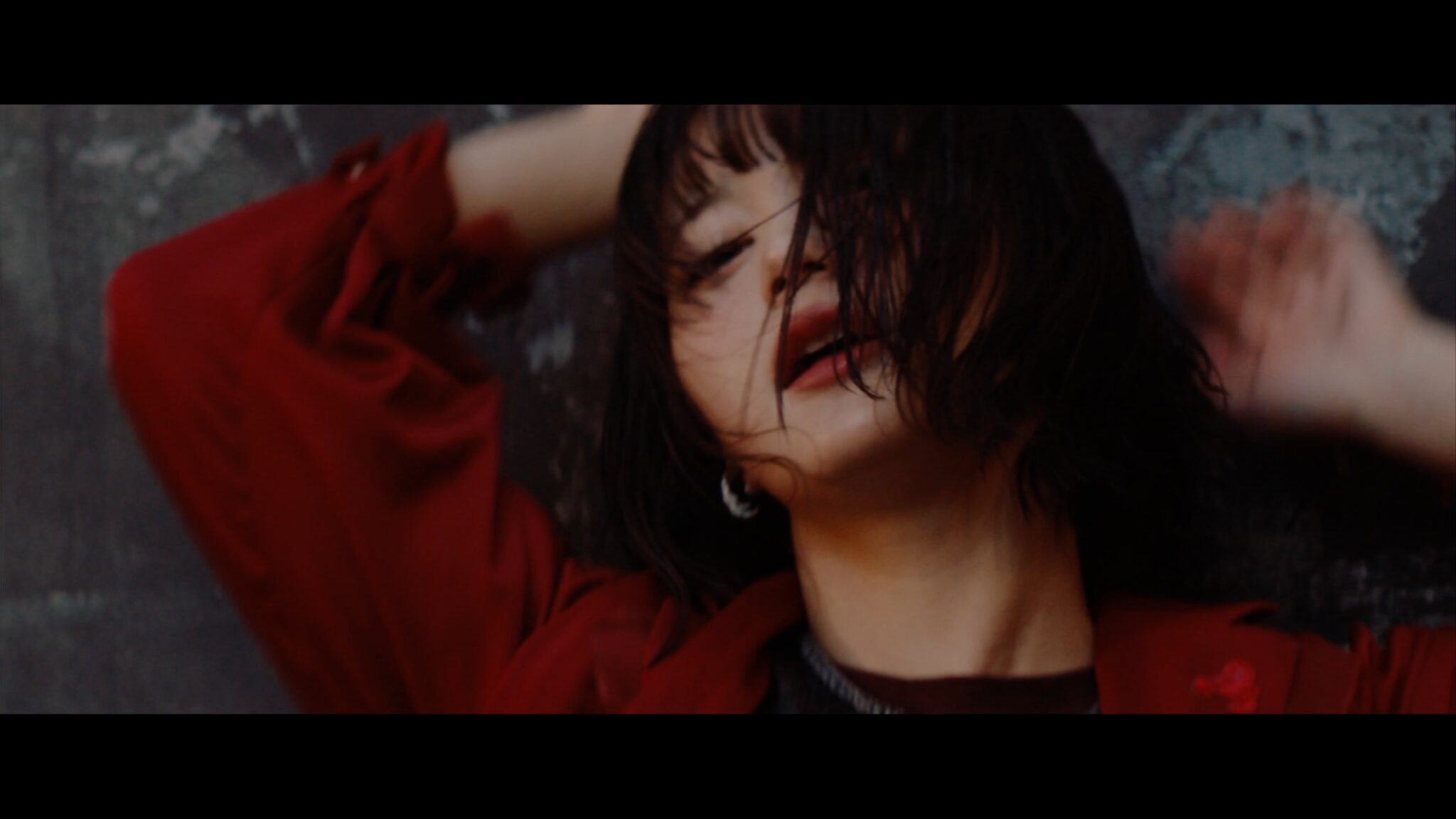 WHITE SCORPION 1st mini album「Caution」から舞台劇のような世界観で魅せる鋭い“眼差し”が切り取られた！ リード楽曲「動く唇」ミュージックビデオが公開 ...